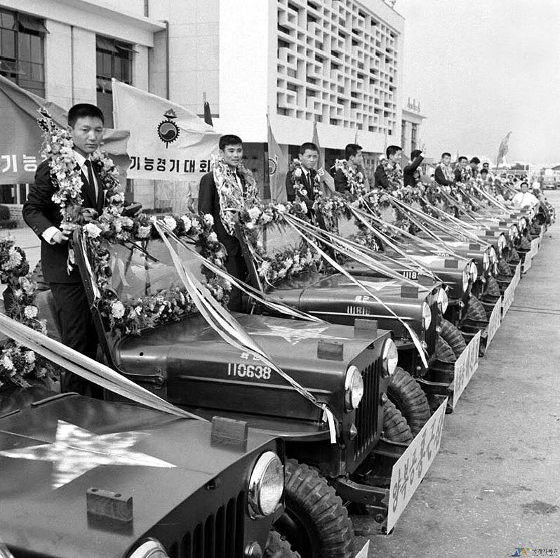 Former Prime Minister Il-kwon Chung attends the welcoming ceremony for ...