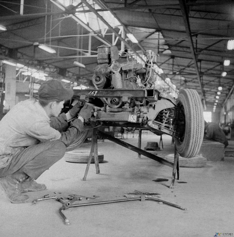 Shinjin Motors plant manufacturing domestic cars(신진공업주식회사 국산자동차 생산공장)